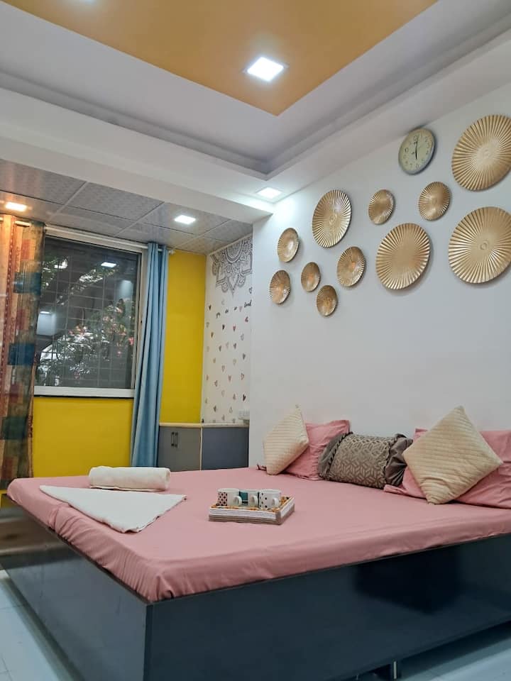 1bhk In Koregaon Park| Walk To Cafés, Osho & Clubs - 