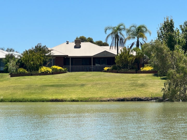 Private Lagoon Retreat - Renmark