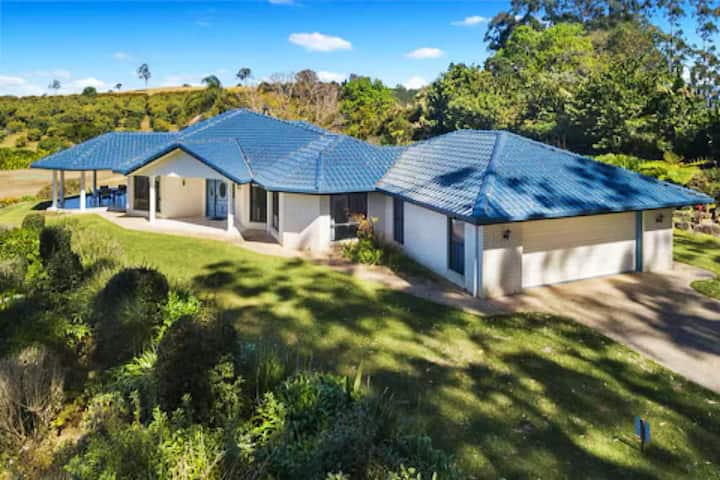 Farland Avo Farm - Glass House Mountains