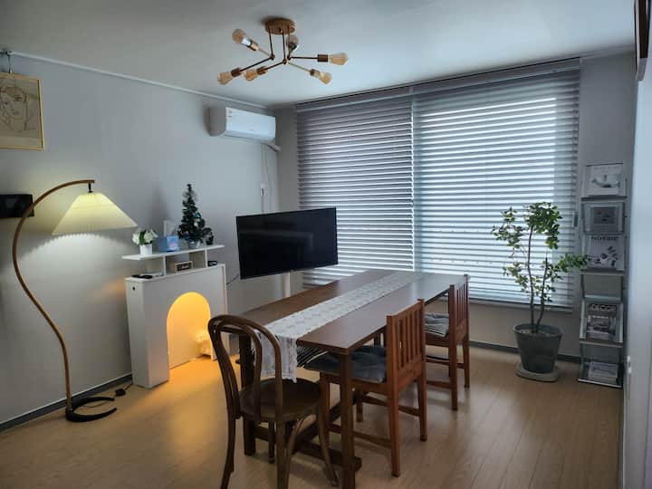 [다이닝 하우스] 성심당롯데도보/용문역300미터/ 방2욕실1/주차장완비/각방에어컨/여성안심 - Daejeon