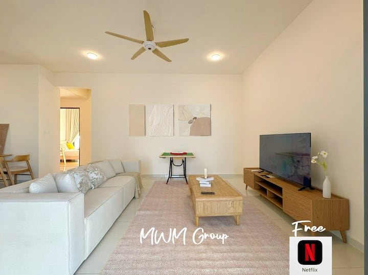 Muji Creamy Family Suites Walks To Beach & Mall - Johor Bahru
