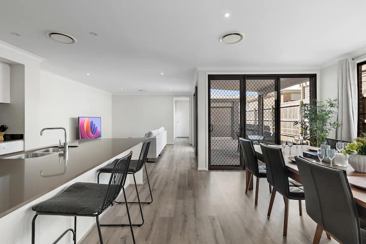 Modern Comfort | Patio, Workstation & Garage - Brisbane