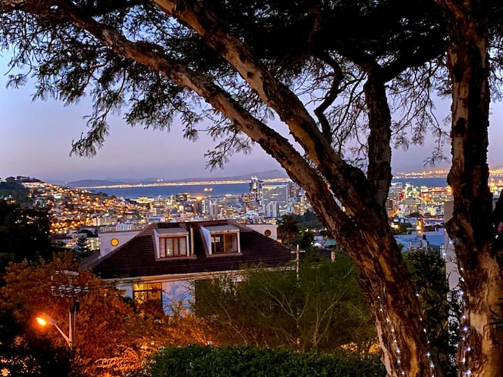 Scenic Higgovale Escape With Pool & Hot Tub - Camps Bay