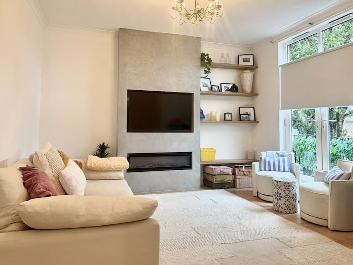 Gorgeous, Two Bed, Central Location With Parking - Hertford Castle