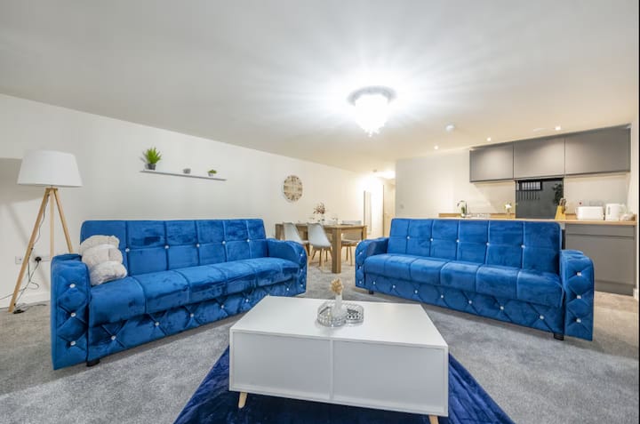 Bradford: Spacious Navy Diamond Apartment - Bradford
