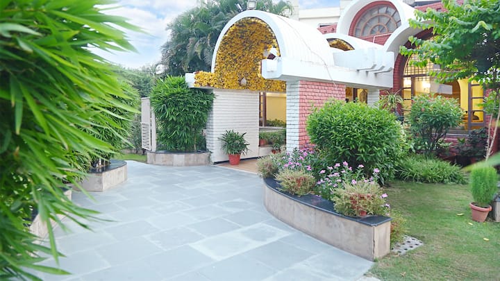 Luxury Resort With, Gym, Bar & Kids Play Area - Delhi, India