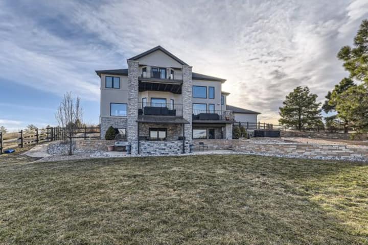 Luxury Parker Mansion W/ Bar, B-ball & Hot Tub - Aurora, CO