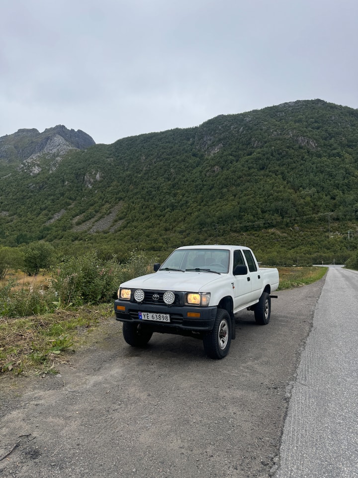 Charming 1995 Toyota Hilux 5 Seater - Henningsvær