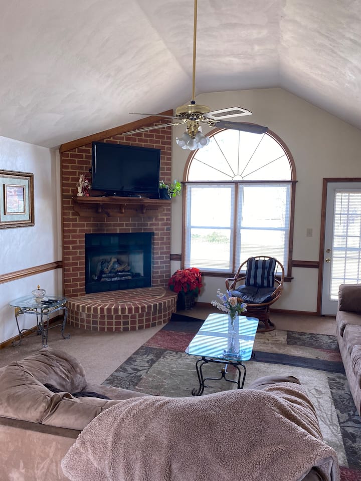 Spacious 4 Bedroom With Game Room Near Everything - Suffolk, VA