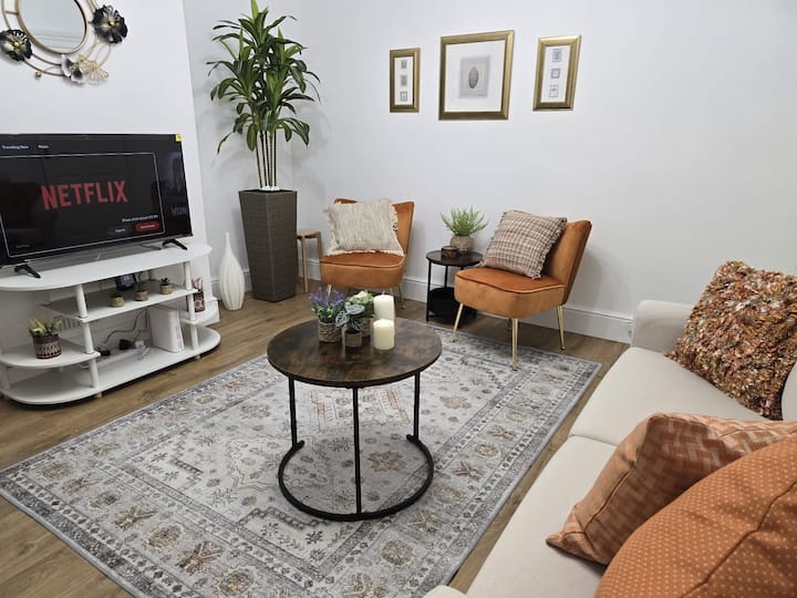 Beautiful 5 Bed, 2 Showers, Sleeps 8 - Crewe