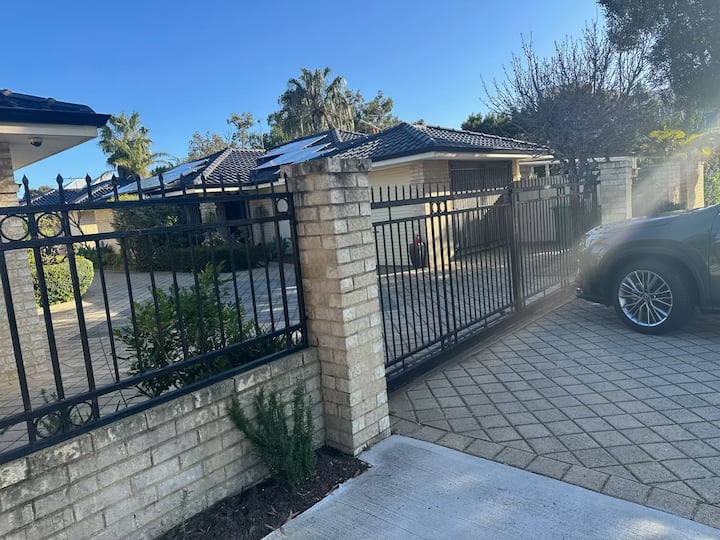 Spacious 4br Villa-courtyard, Parking, A1 Location - Perth