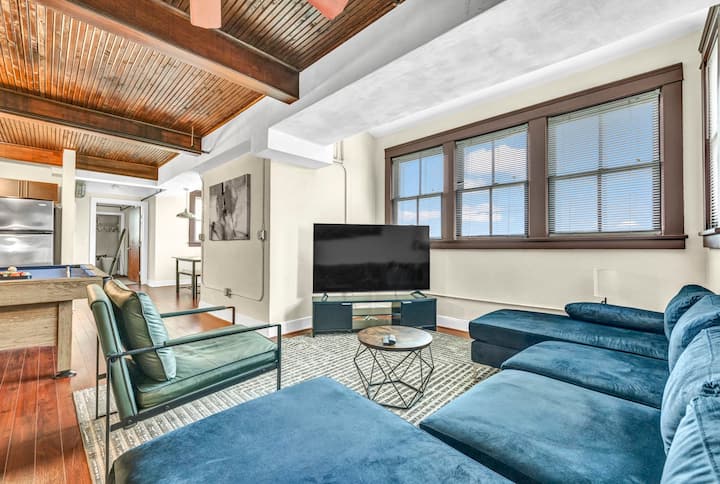 Penthouse Vibes • Fun, Space & City Views - Cleveland, OH