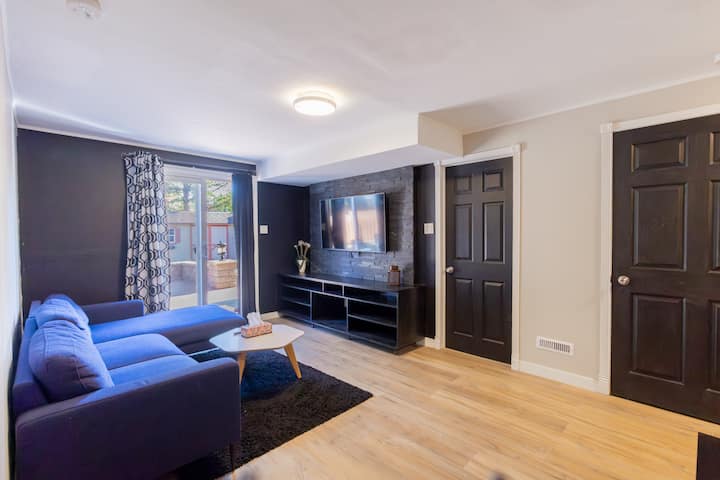 3 Bedroom Stylish Walkout Near Uwo - London, ON, Canada