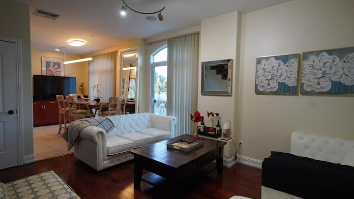 Bright & Modern Condo In The Heart Of Sawtelle - Los Angeles, CA