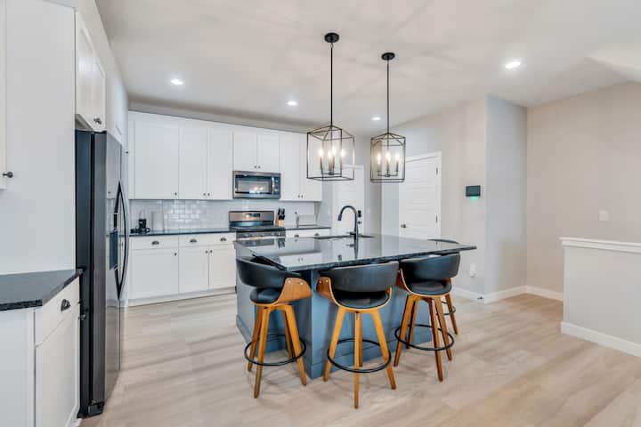 Thanksgiving Point Luxe Retreat • 8 Beds - Saratoga Springs, UT
