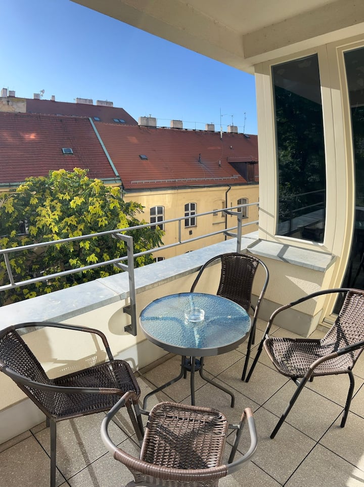 Quiet Apartment With Balcony & Parking Assistance - Praga