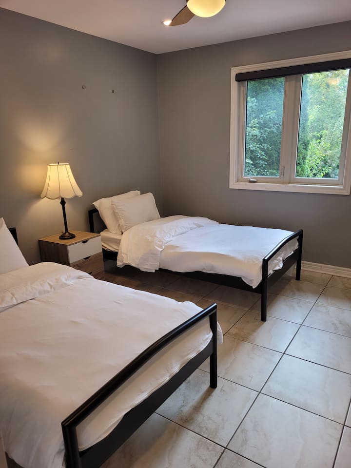 Private Room + Bath| Ev And Breakfast Essentials-b - Sarnia