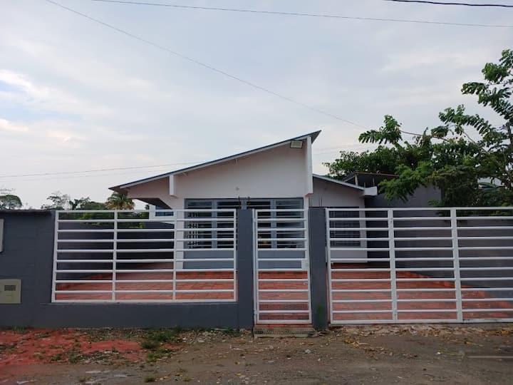Casa Amplia, Fresca Con Patio Y Zona Social Grande - Acacías
