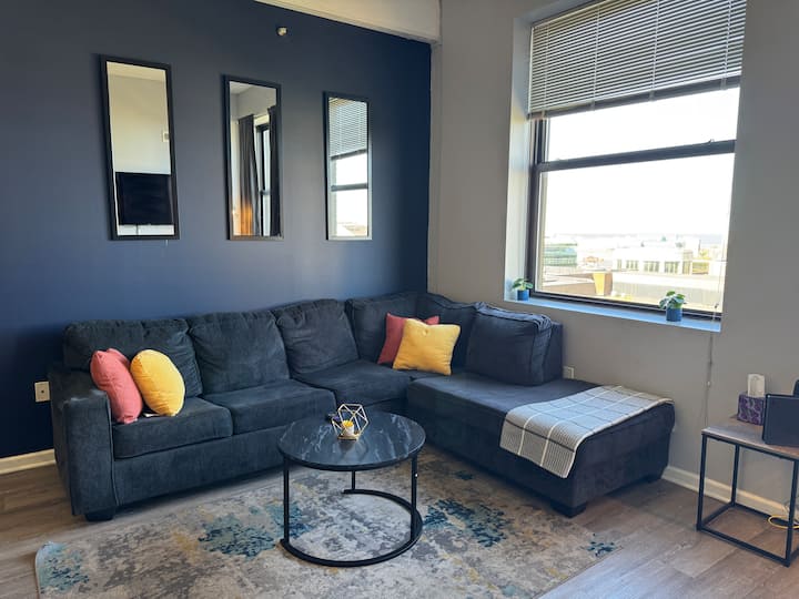 Downtown Apt | Walk To Games, Concerts | Park Free - Cleveland, OH