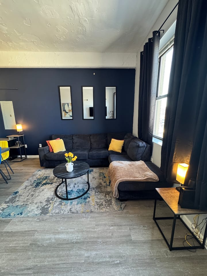 Modern Downtown Loft | W/ Parking | Full Kitchen - Cleveland