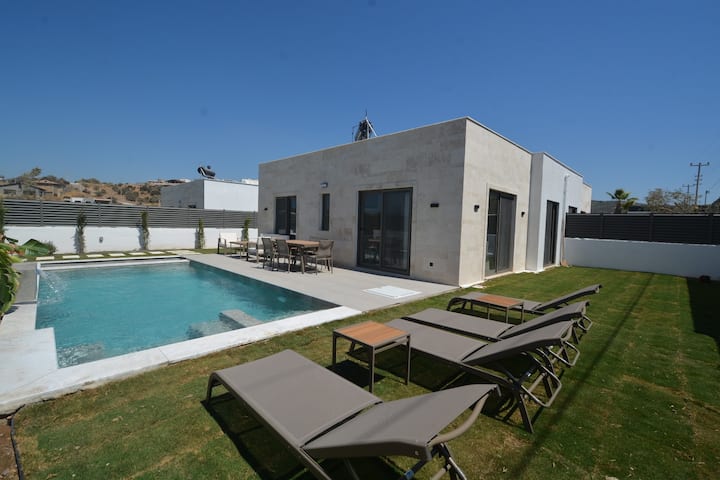 Luxury Villa | Pool, Jacuzzi & En-suite Comfort - Güvercinlik