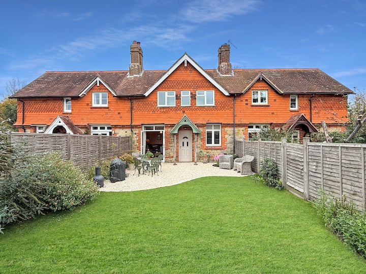 Pretty South Facing Cottage - South Downs
