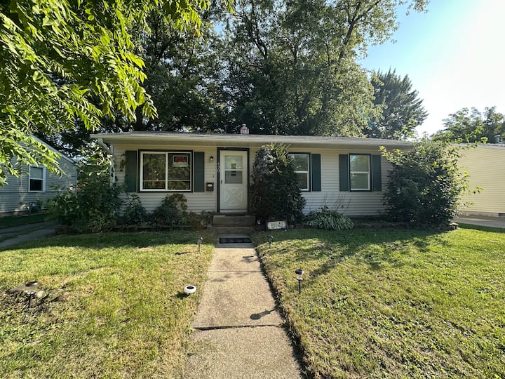 3 Bedrooms 1 Bath Dekalb Il - Cortland, IL