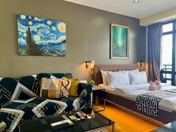 Warm & Stylish Staycation-ready Studio At Gramercy - Makati