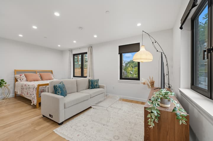 Long Stays Welcome-free Parking, Walk To Greenline - Boston