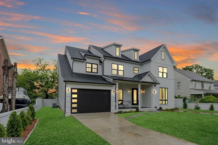 Luxury Awaits In This Stunning, Modern Home. - Alexandria, VA