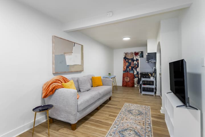 Cozy 1br Apt W/ Kitchen, Workspace & Free Parking - Wichita, KS