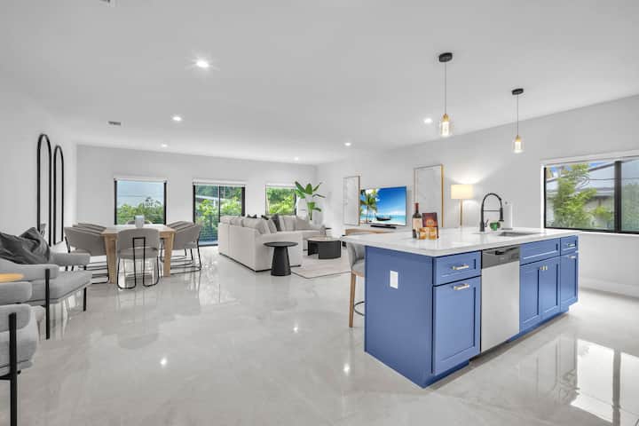 Casa Bella – New & Stylish Modern Home - Miami