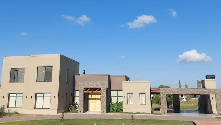 Un Refugio Moderno Y Acogedor En Carlos Keen - Luján