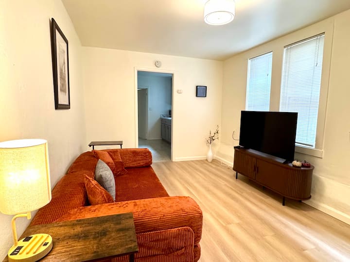 Newly Remodeled Stylish Apt | Walk To Hospital - Alameda, CA