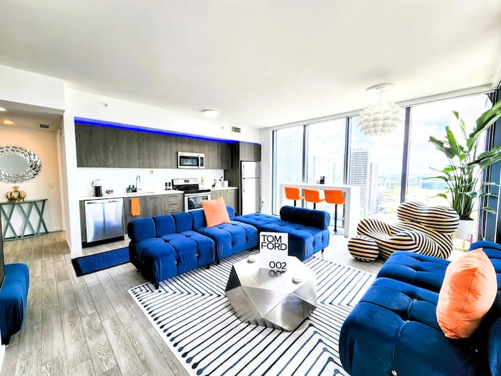 Skyline 3br Luxury | Balcony, Pool & Bay Views - Miami, FL