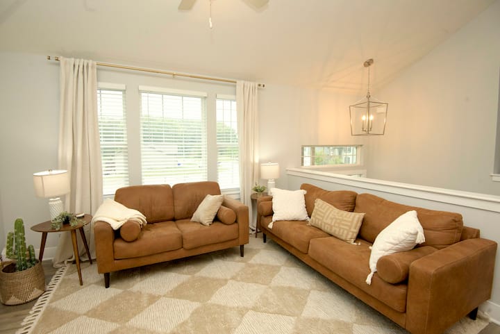 Kc Retreat On Cul-de-sac, Wooded Views, Sleeps 10 - Belton, MO