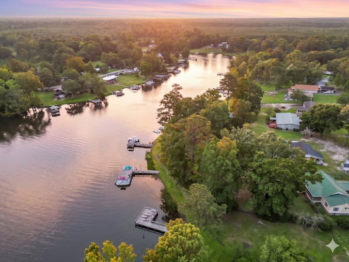 Waterfront 4br, Game Room, Fire Pit, Porch! - Lake Marion, SC