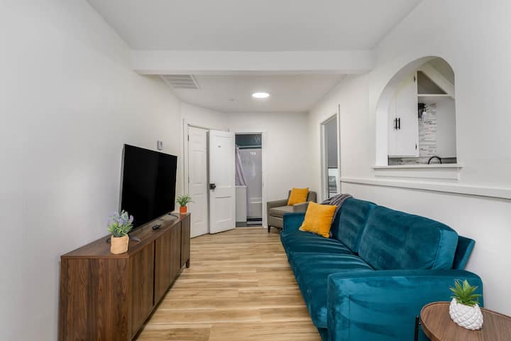 2br Wichita Apt W/ Full Kitchen & Parking - Wichita, KS