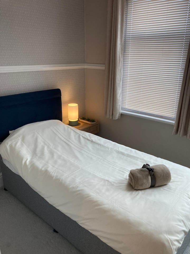 Comfortable Twin Room In Seaside Village Flat - ドーバー