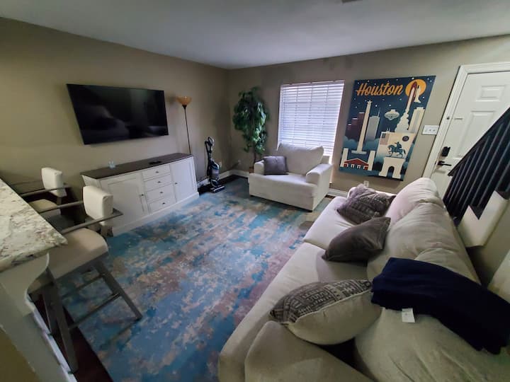 Cozy & Pet-friendly • Sleeps 7 • 2 Parking, By Iah - Humble, TX