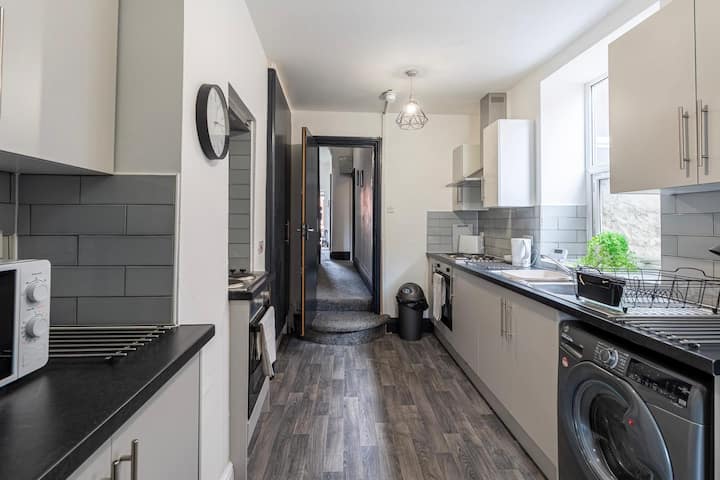 Spacious 6-bed Stay Central Warrington Sleeps 12 - Warrington