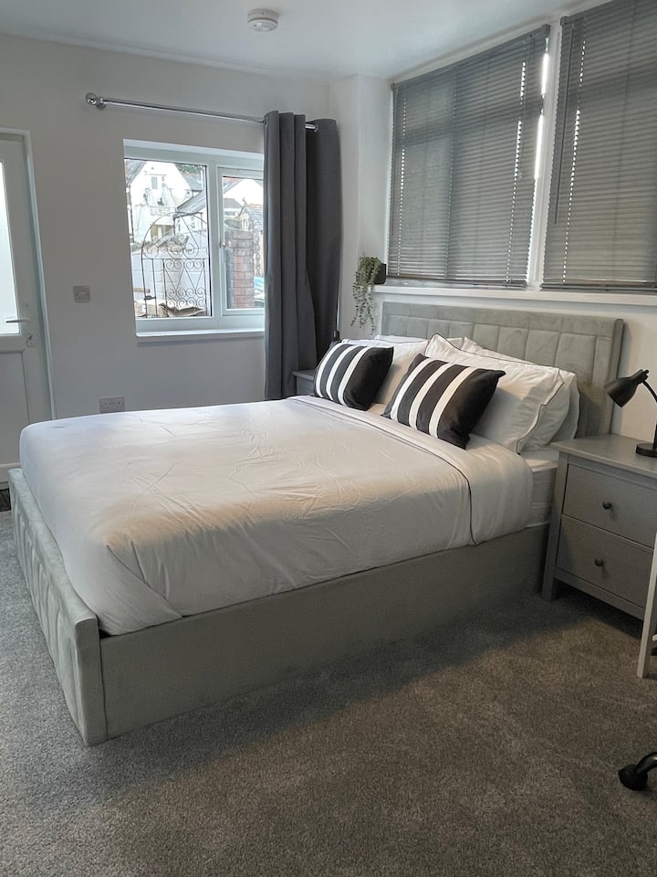 New King Studio In Trendy Pontcanna - Cardiff