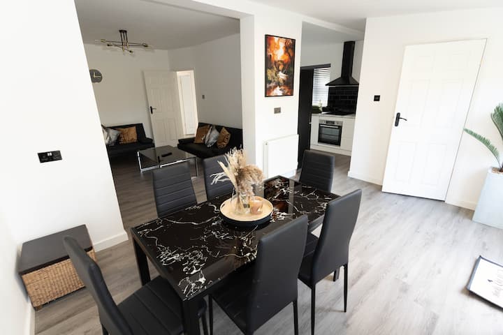 Spacious Modern Home In Popular Area With Parking - Brístol