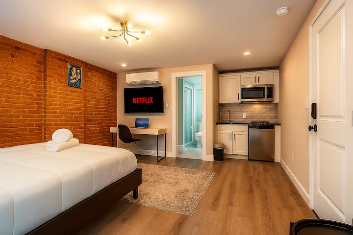 Prime Yale Studio Steps To Sallys Apizza - New Haven, CT