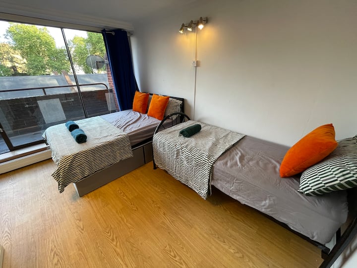 8 People - Euston Station - Kings Cross - Zone 1 - Central London