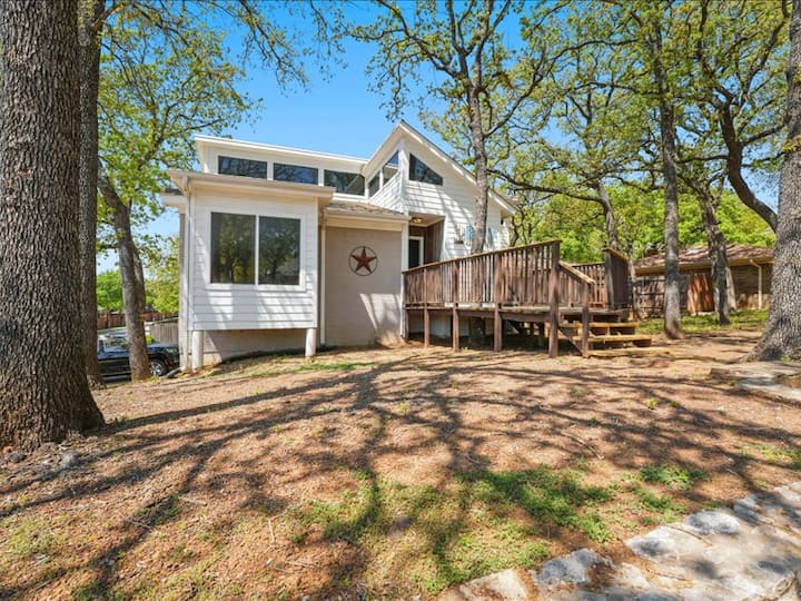 Stylish Home With Modern Updates And Media Room - Grapevine, TX