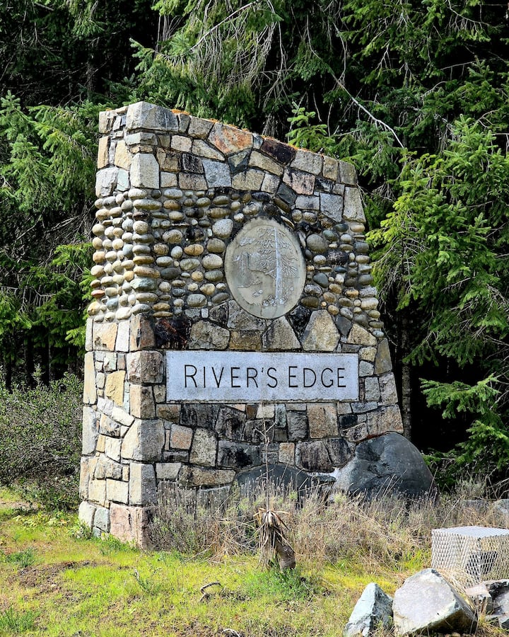 Rivers Edge Escape Into The Wilderness - Parksville