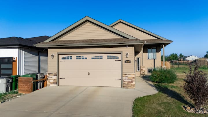 Spacious 4br W/ King Suite + Garage + Netflix - Lloydminster