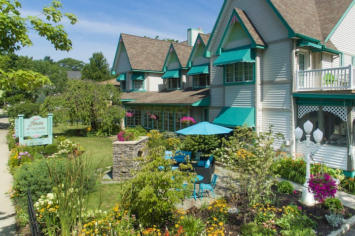 10 Bedrooms / 10.5 Bathrooms, Steps To The Lake! - South Haven, MI