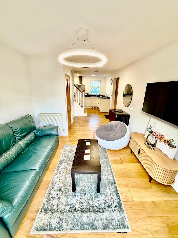 Modern 2 Bed House Combined With A Vintage Feel - Cambridge